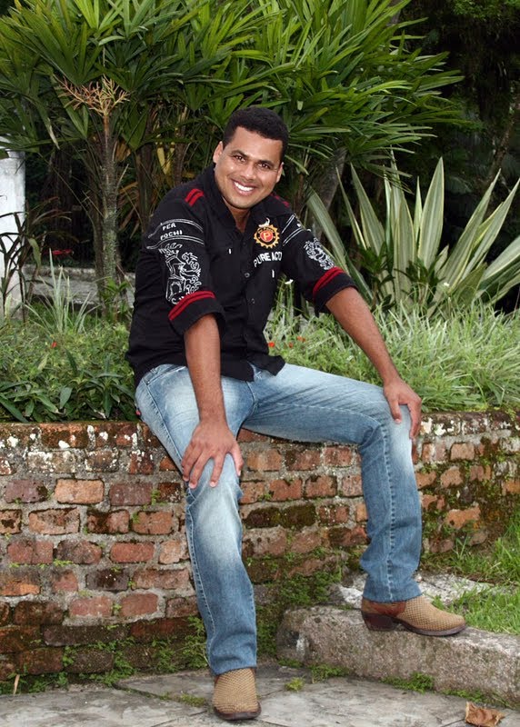 CANTOR EDSON COSTA - CURITIBA / PR :: Jesus é Salvação